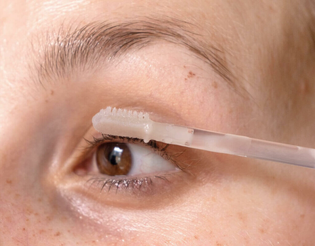 5 réflexes à adopter pour renforcer ses cils naturellement - MÊME