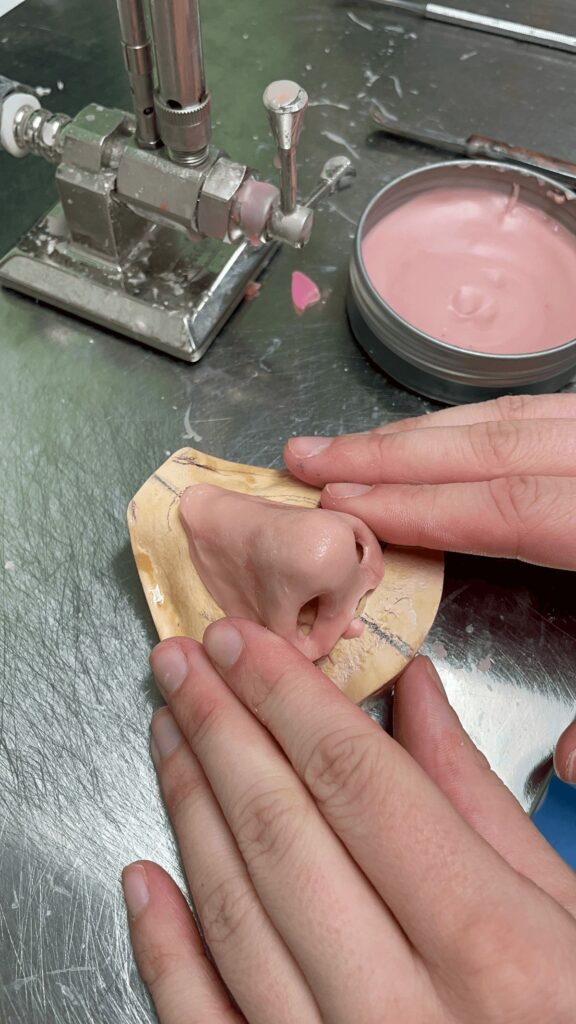 Marie, épithésiste, reconstruit les visages des patients de cancer ORL ...